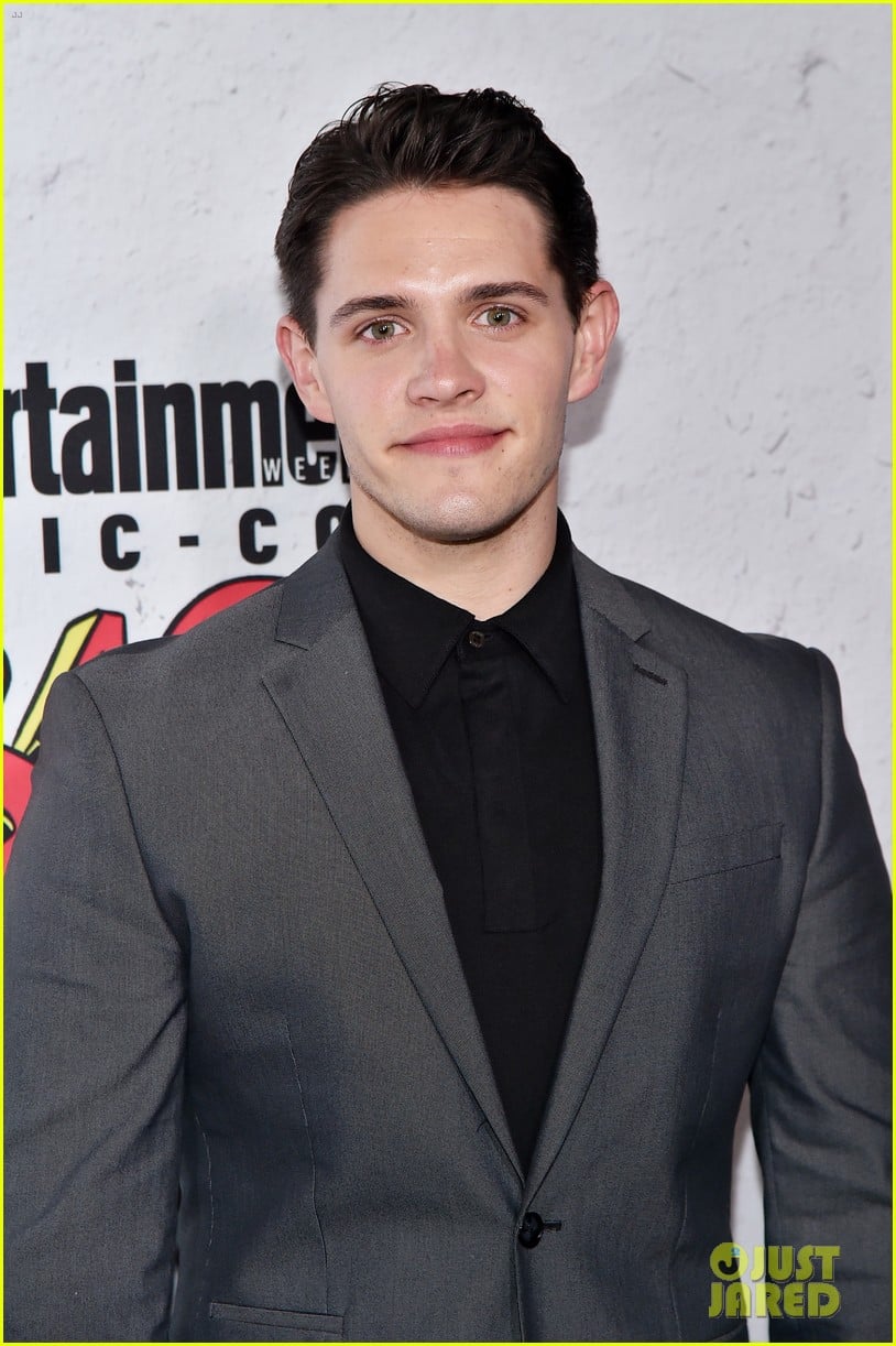 Phoebe Tonkin, KJ Apa, & CW Stars Step Out for EW's Comic-Con 2017 ...