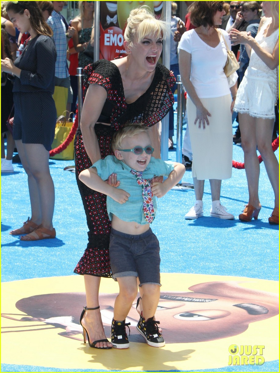 Anna Faris Brings Son Jack to 'Emoji Movie' Premiere!: Photo 3933012 ...