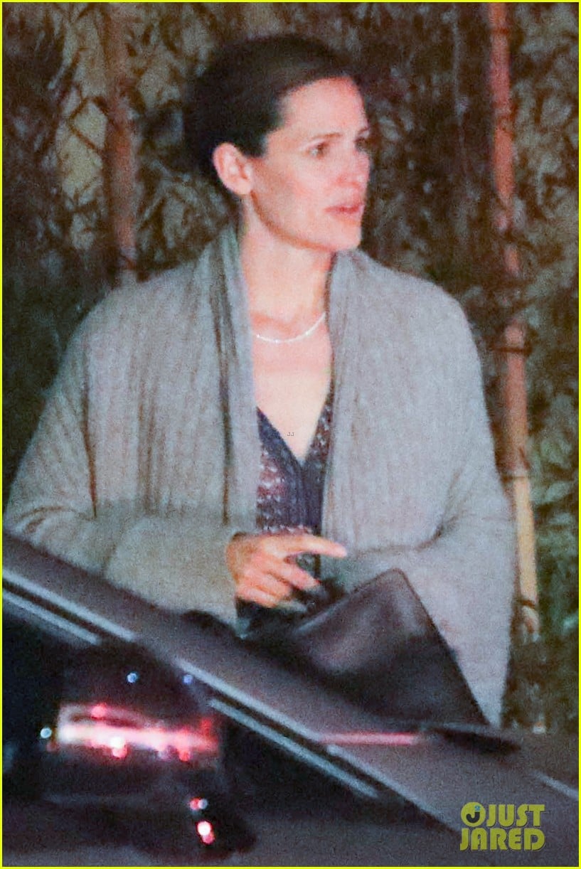 Jennifer Garner Steps Out for Dinner in Malibu: Photo 3922475 ...