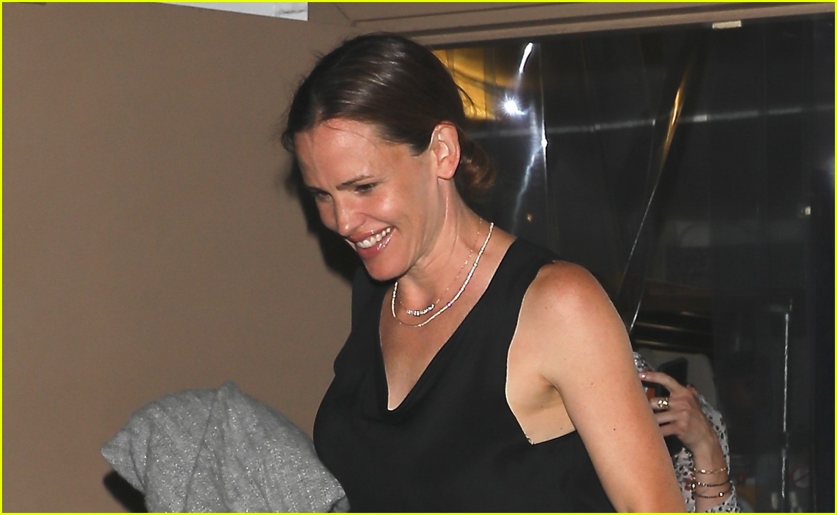 Jennifer Garner Has Girls Night Out with Chelsea Handler: Photo 3927275 ...