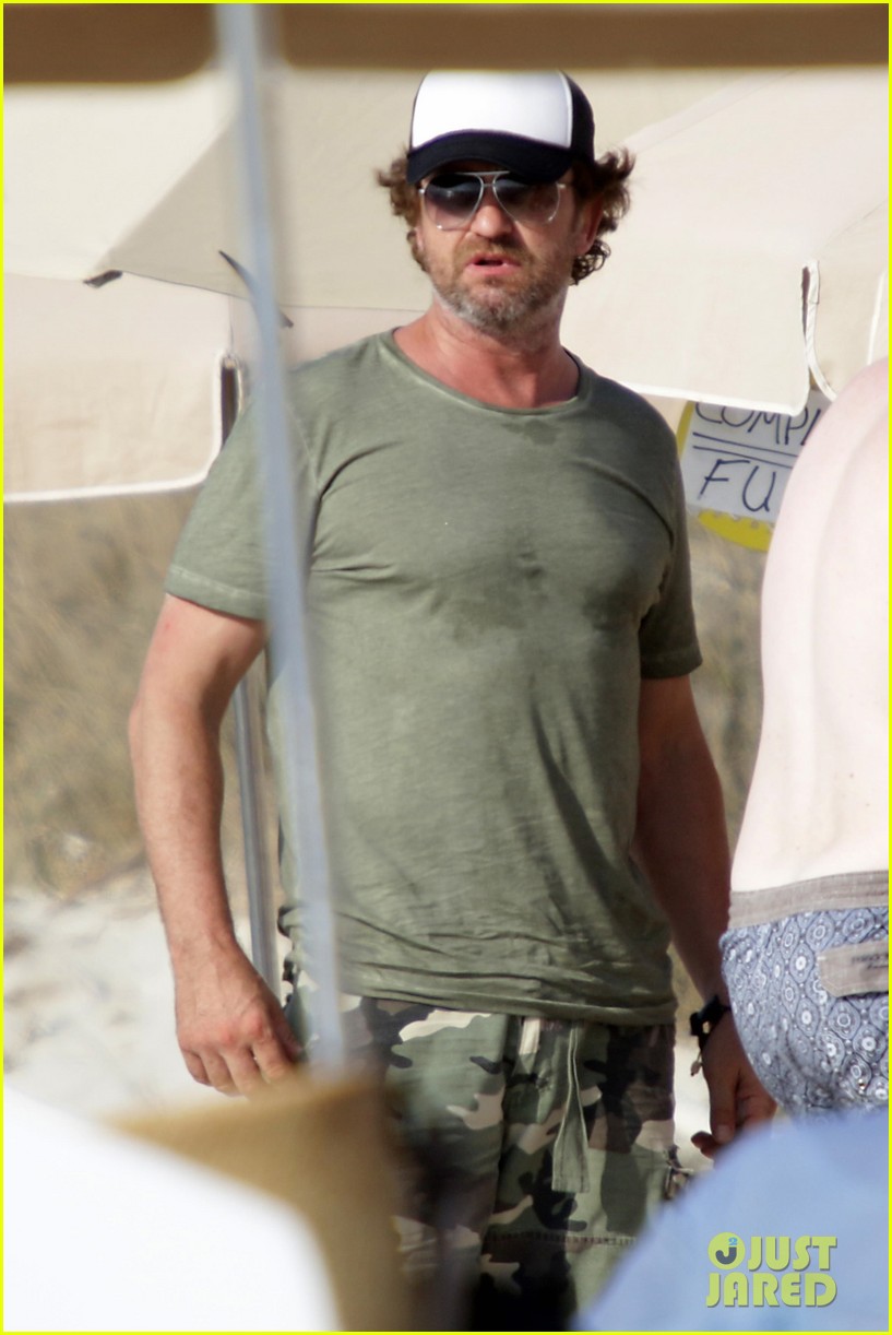 Photo: gerard butler beach boat spain friends 02 | Photo 3930680 | Just ...