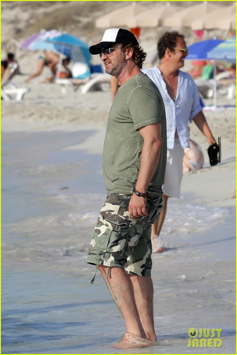 Gerard Butler Goes Incognito on Crowded Beach in Spain: Photo 3930720 | Gerard Butler Pictures ...