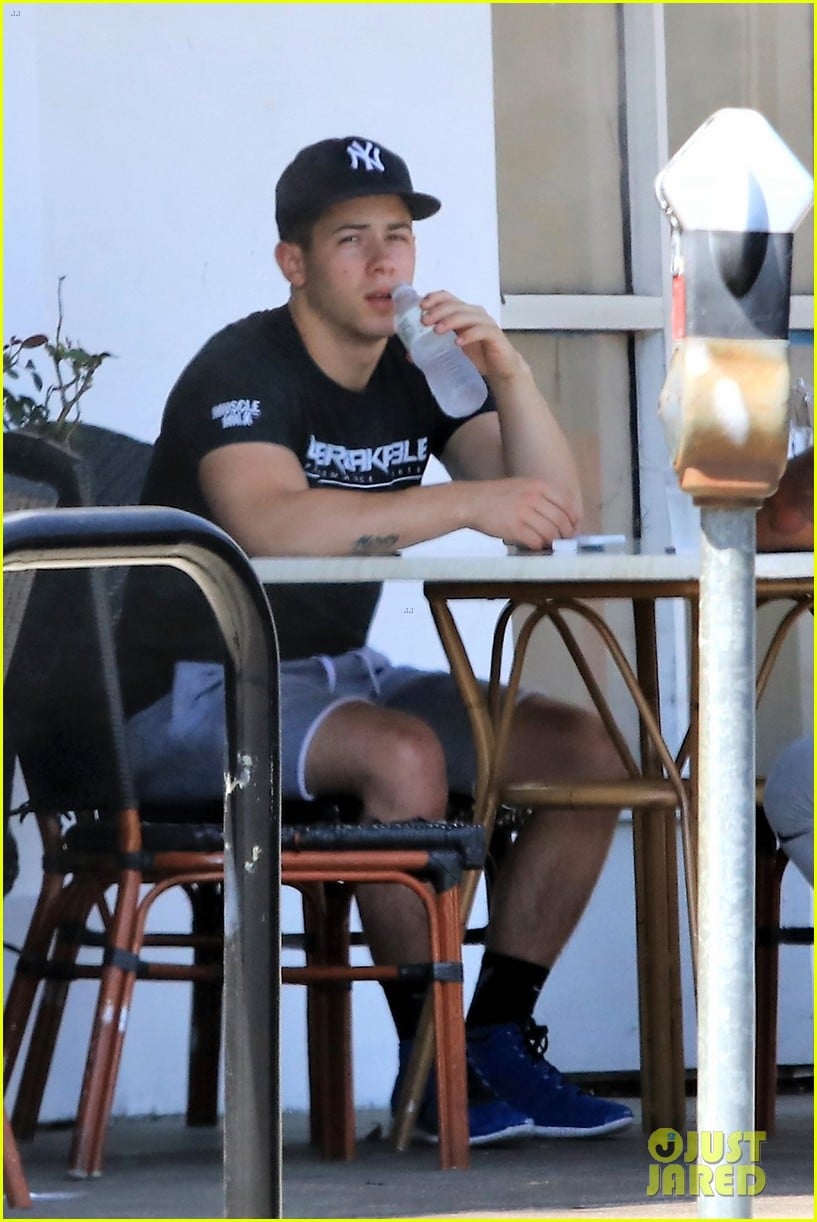 Nick Jonas Shows Off His Buff Arm Muscles After a Workout: Photo ...