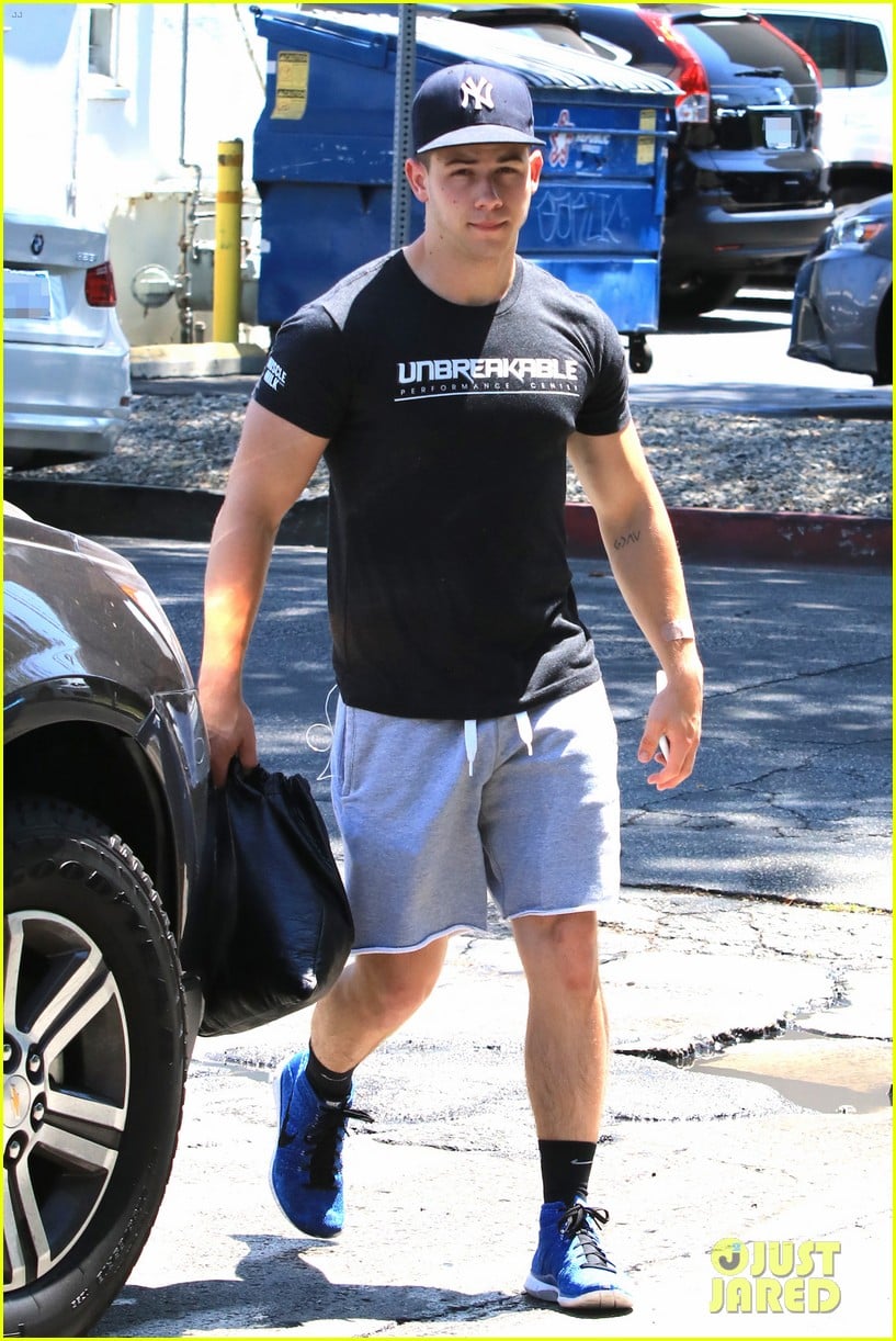 Nick Jonas Shows Off His Buff Arm Muscles After a Workout: Photo ...
