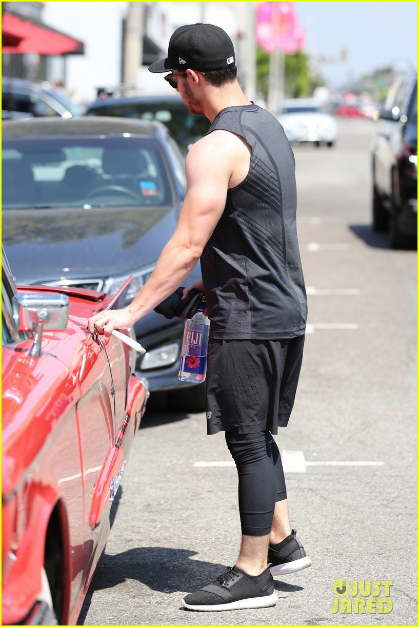 Nick Jonas Bares Buff Biceps & Farmer's Tan After a Workout: Photo ...