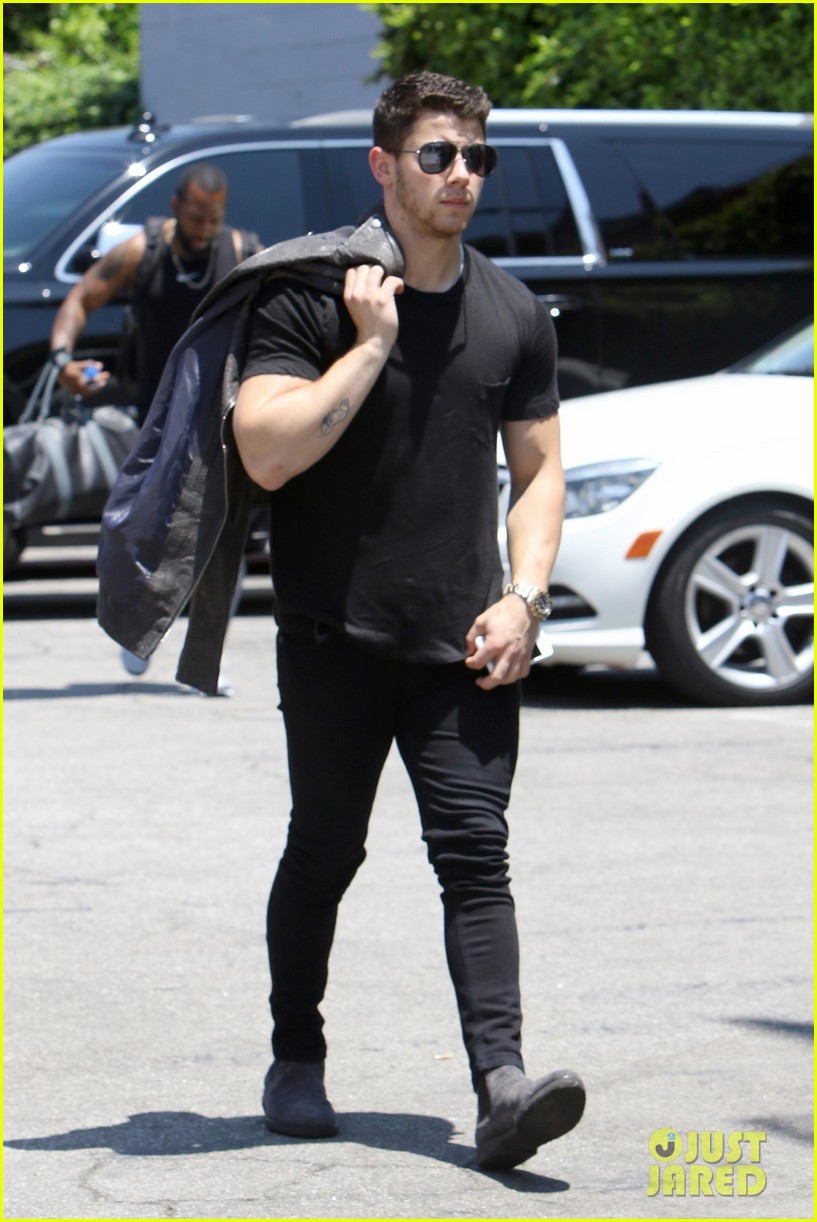 Nick Jonas Shows Off His Buff Arms in Hollywood: Photo 3934166 | Nick ...