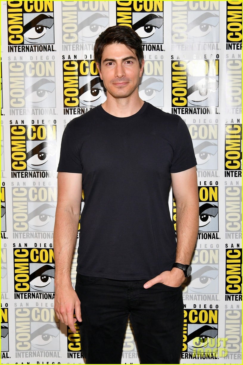Victor Garber & Brandon Routh Bring 'Legends of Tomorrow' to Comic-Con ...