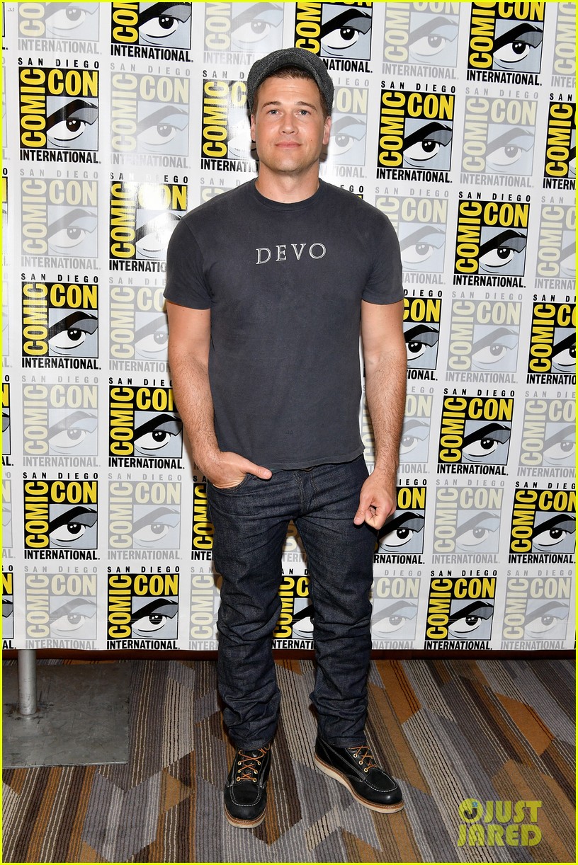 Victor Garber & Brandon Routh Bring 'Legends of Tomorrow' to Comic-Con ...