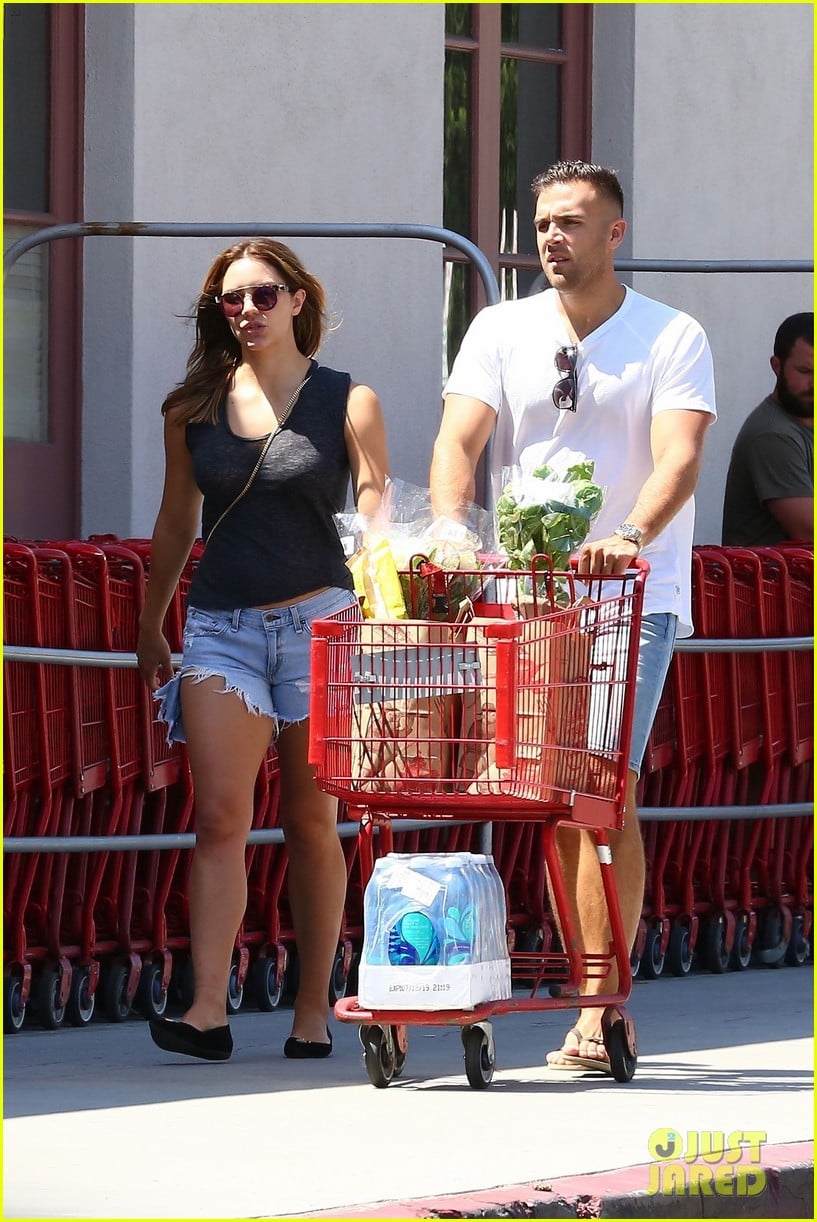 Katharine McPhee & Boyfriend Nick Harborne Stock Up on Groceries in LA ...