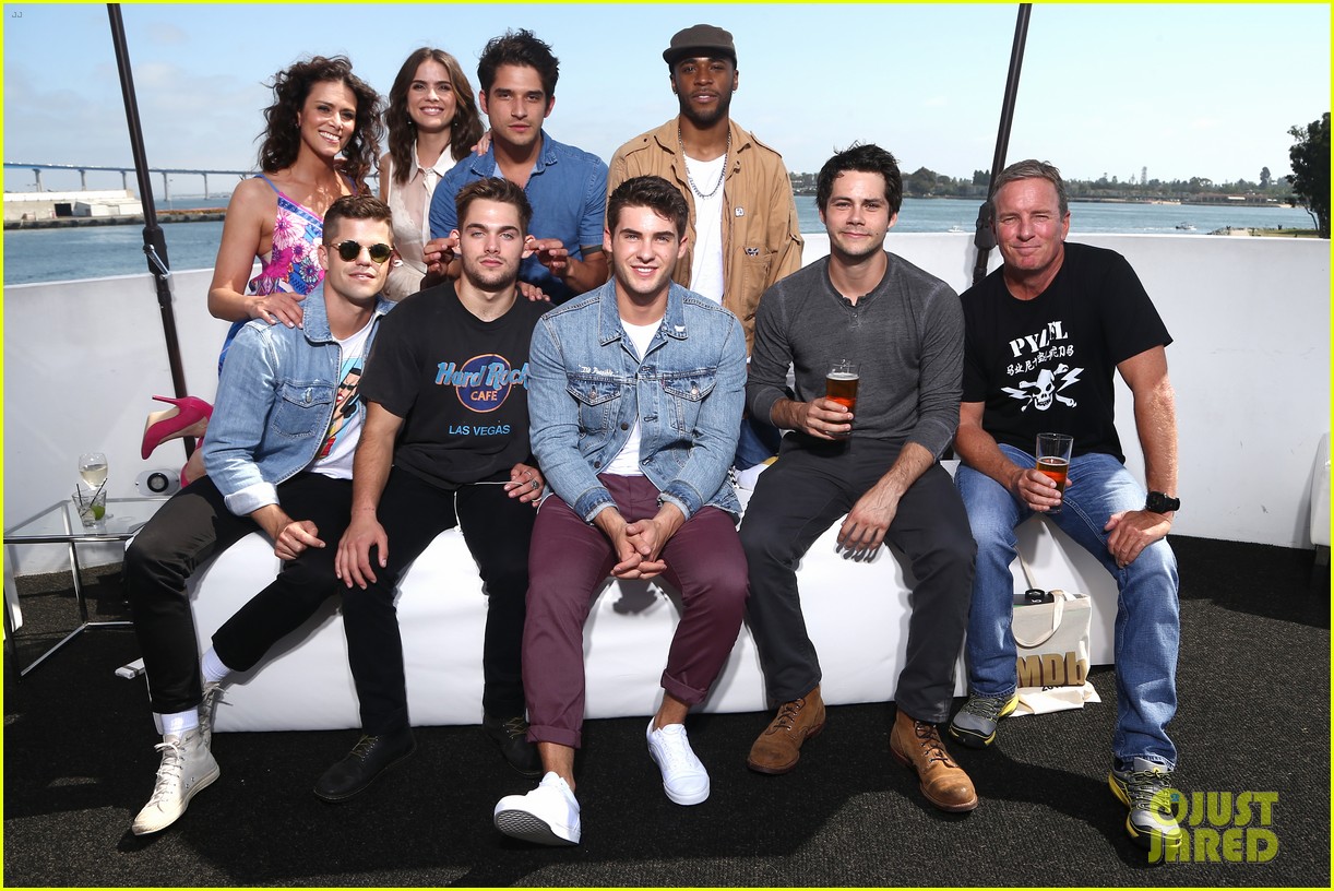 Photo: dylan obrien reunites with teen wolf cast at comic con 02 ...