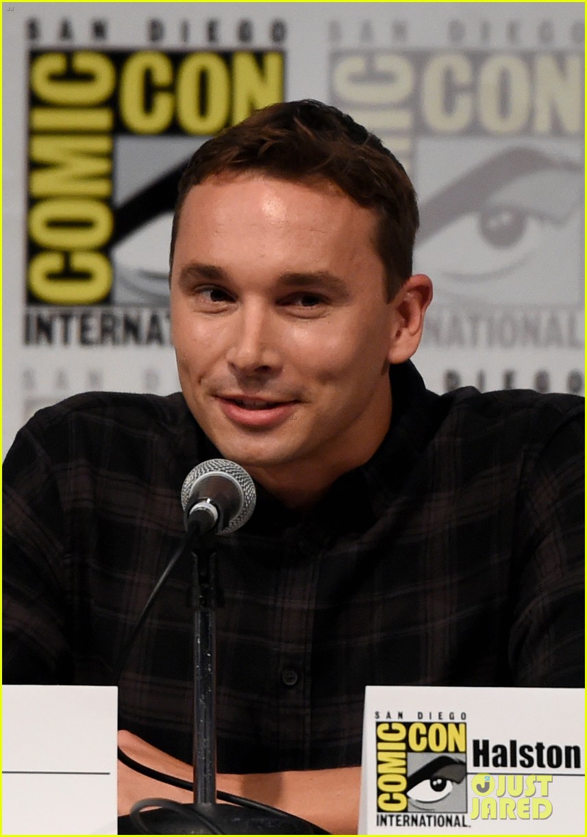 Seth MacFarlane Spoofs Star Trek in 'The Orville' - Watch the Comic-Con ...