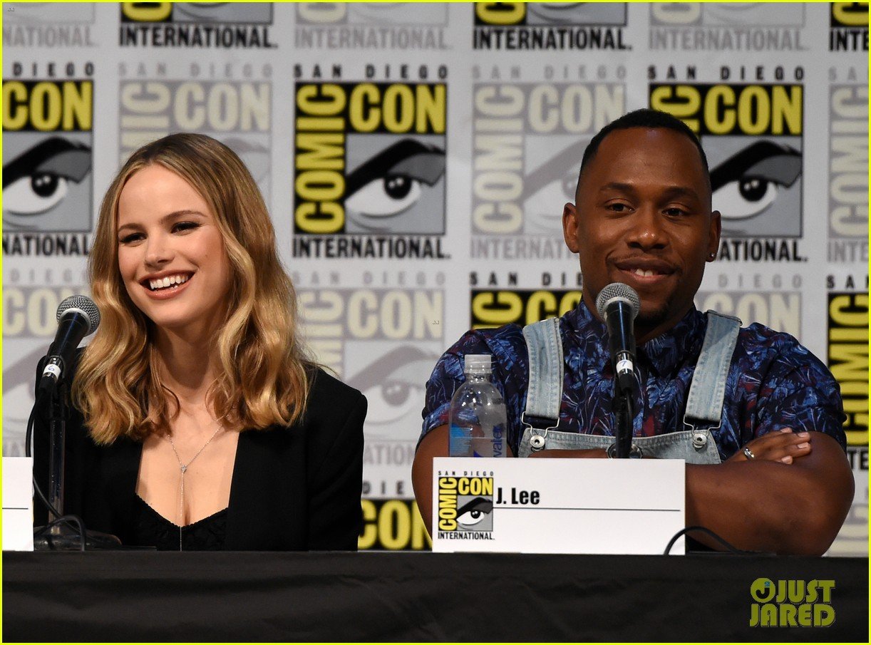 Seth MacFarlane Spoofs Star Trek in 'The Orville' - Watch the Comic-Con ...