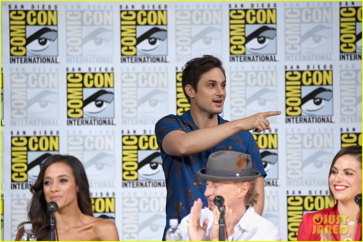 'Once Upon a Time' Cast Debuts Season 7 Trailer at Comic Con - Watch ...