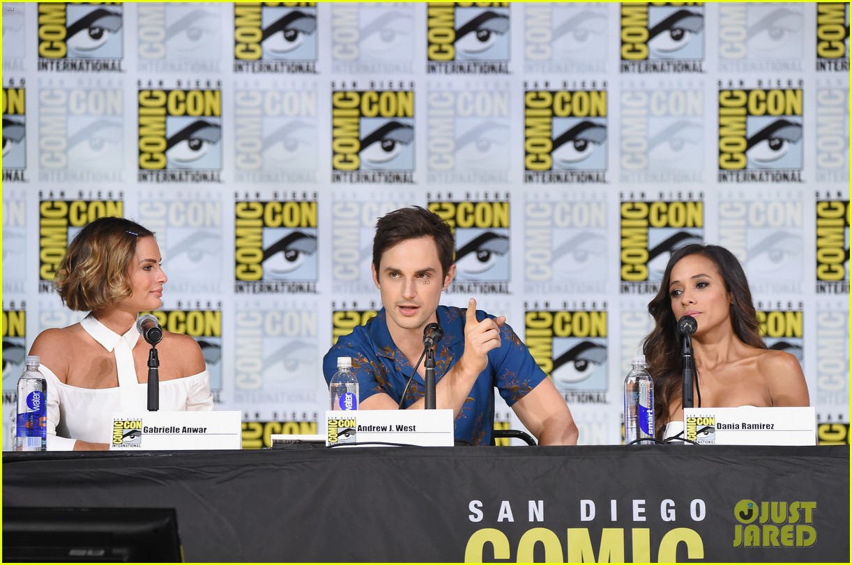 'Once Upon a Time' Cast Debuts Season 7 Trailer at Comic Con - Watch ...