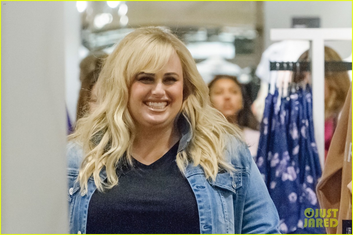 Rebel Wilson Poses with Fans at Clothing Line Launch!: Photo 3932858 ...