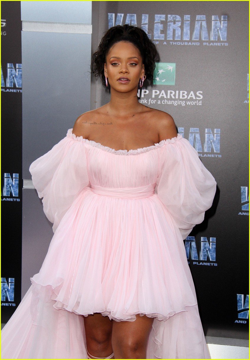 Rihanna Responds to Body Shamers Calling Her 'Too Fat': Photo 3935669 ...