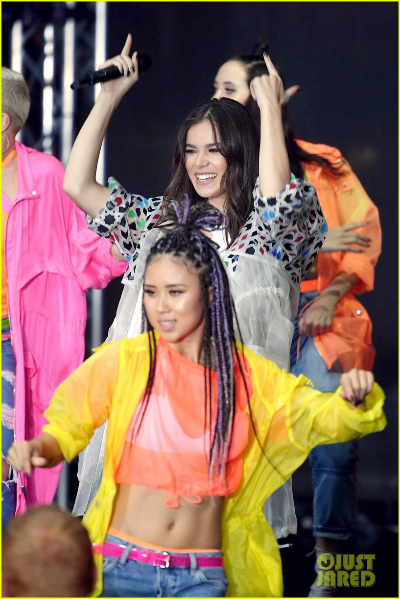 Hailee Steinfeld Sings in the Rain for Today Show Concert (Video ...