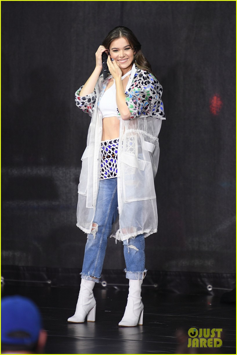 Hailee Steinfeld Sings in the Rain for Today Show Concert (Video ...