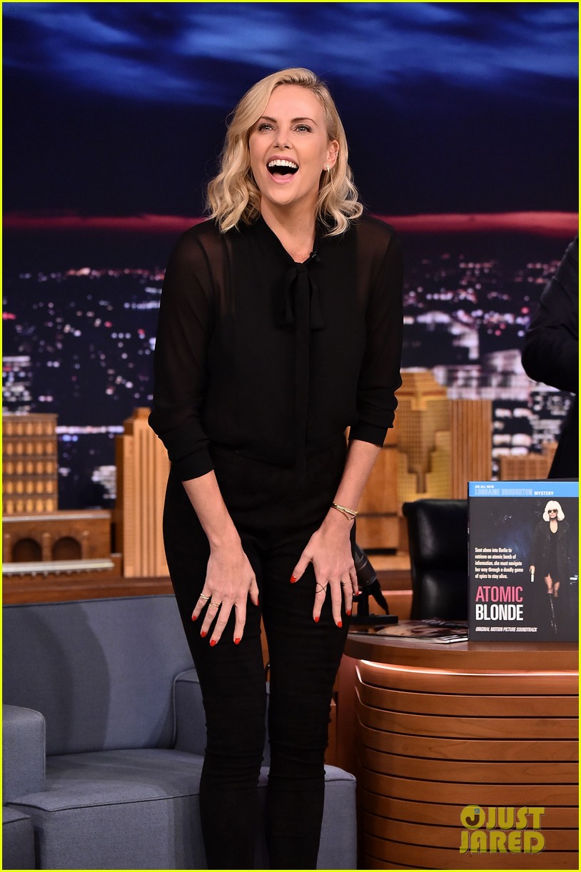 Charlize Theron Performs Random Dance Moves on 'Fallon': Photo 3931107 ...