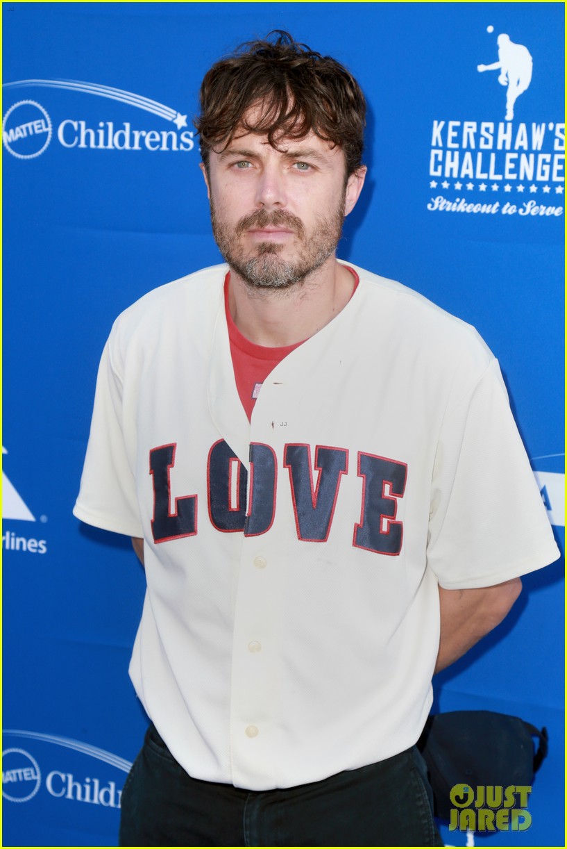 Justin Theroux & Jason Bateman Hold Hands at Charity Ping Pong ...