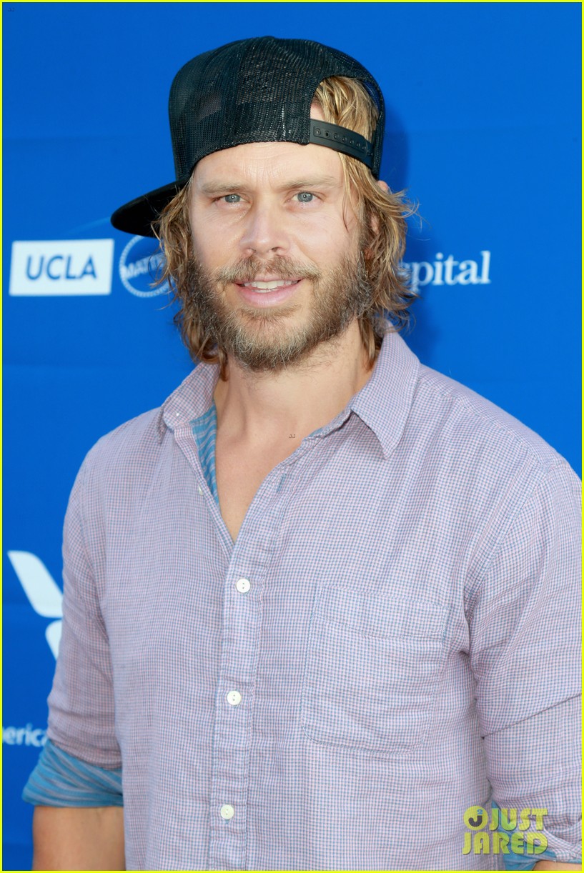 Justin Theroux & Jason Bateman Hold Hands at Charity Ping Pong ...