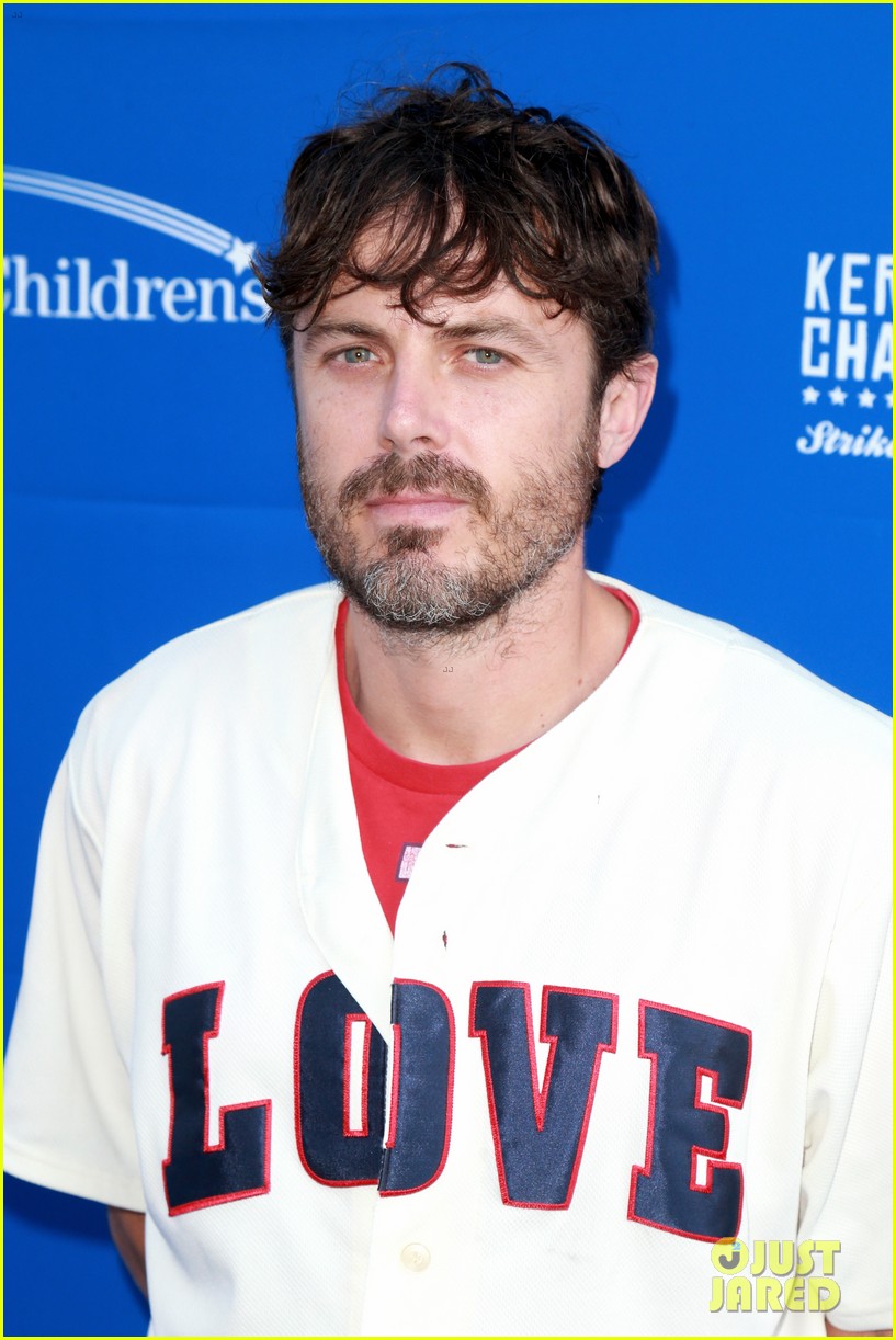 Justin Theroux & Jason Bateman Hold Hands at Charity Ping Pong ...