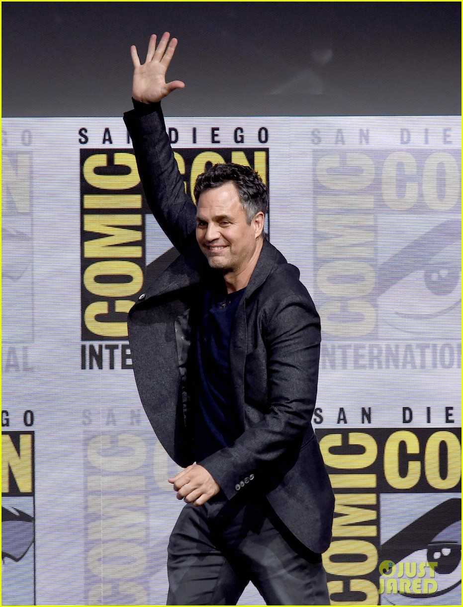 Chris Hemsworth, Tom Hiddleston, & 'Thor' Cast Step Out for Comic-Con ...