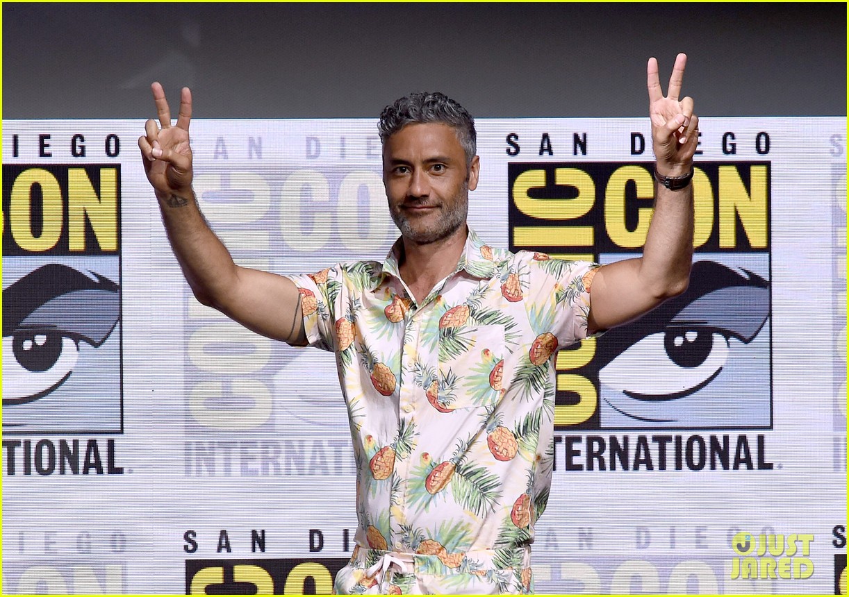 Chris Hemsworth, Tom Hiddleston, & 'Thor' Cast Step Out for Comic-Con ...