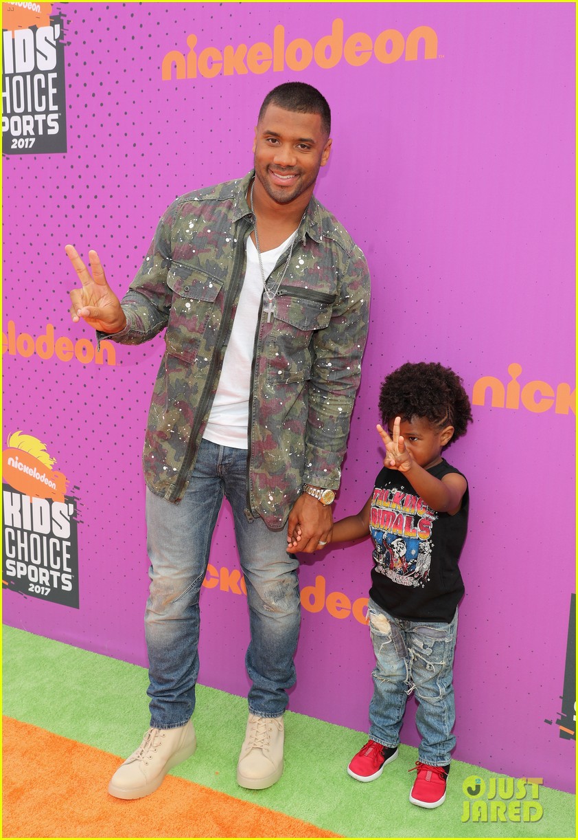 Russell Wilson Takes Step-Son Future Jr. to Nickelodeon Kids' Choice ...