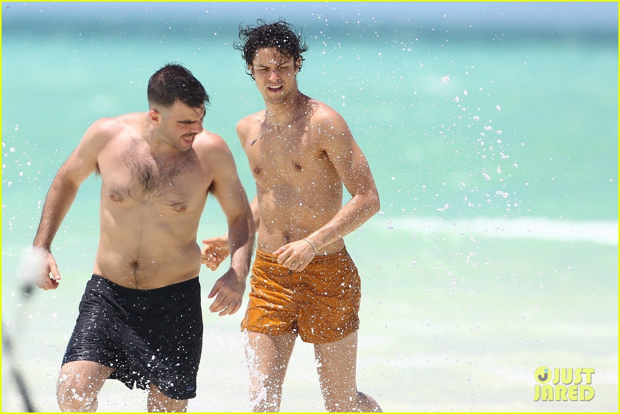 Zachary Quinto & Miles McMillan Go Shirtless During Mexican Beach Vacay ...