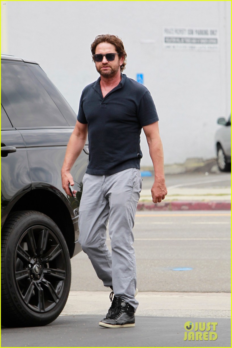 Gerard Butler Flaunts Buff Biceps During Coffee Outing: Photo 3937102 ...