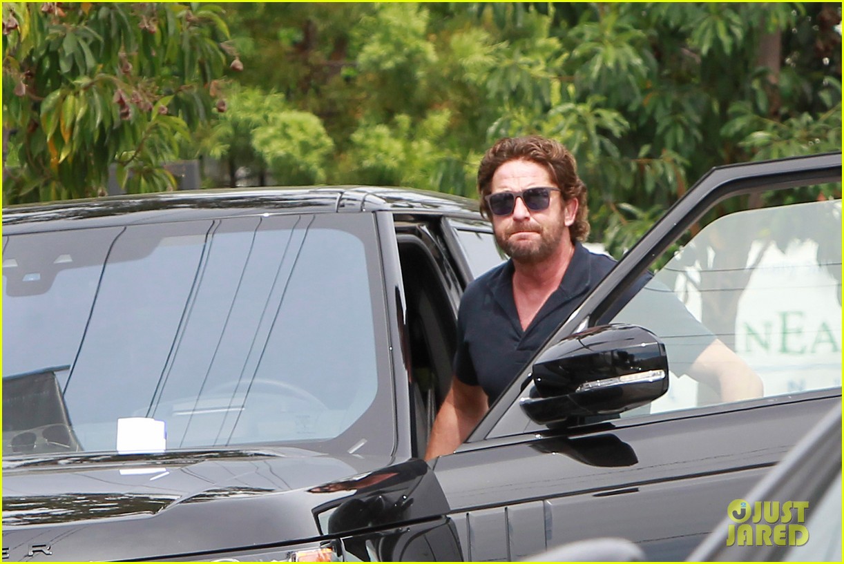 Gerard Butler Flaunts Buff Biceps During Coffee Outing: Photo 3937104 ...