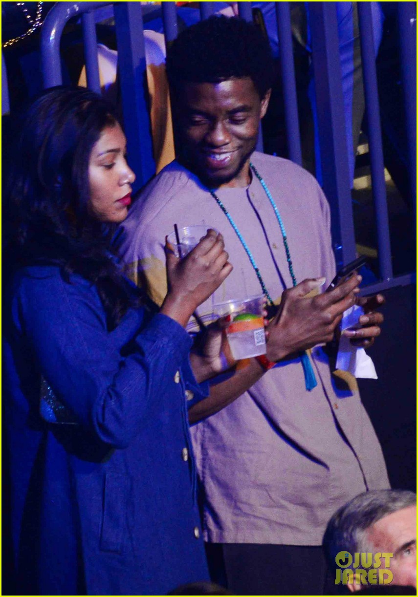 Gerard Butler Says Hello to Chris Hemsworth at Mayweather vs McGregor ...