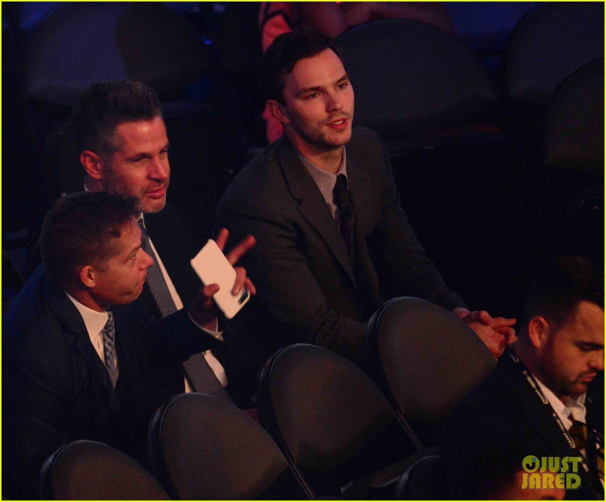 Gerard Butler Says Hello to Chris Hemsworth at Mayweather vs McGregor ...