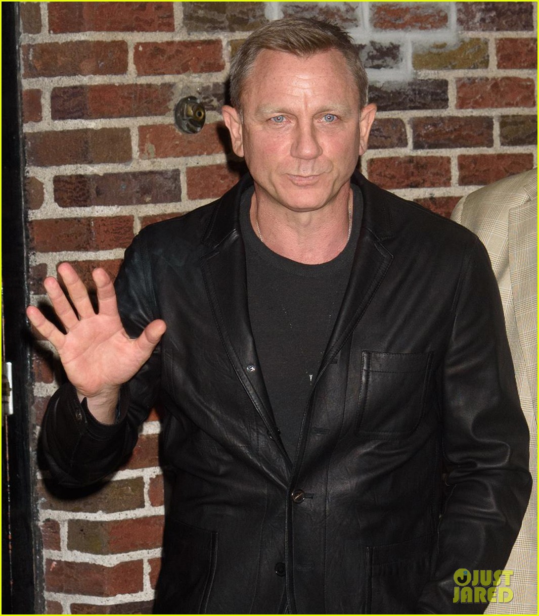 Daniel Craig Looks Suave for 'Colbert' Taping!: Photo 3942334 | Daniel ...