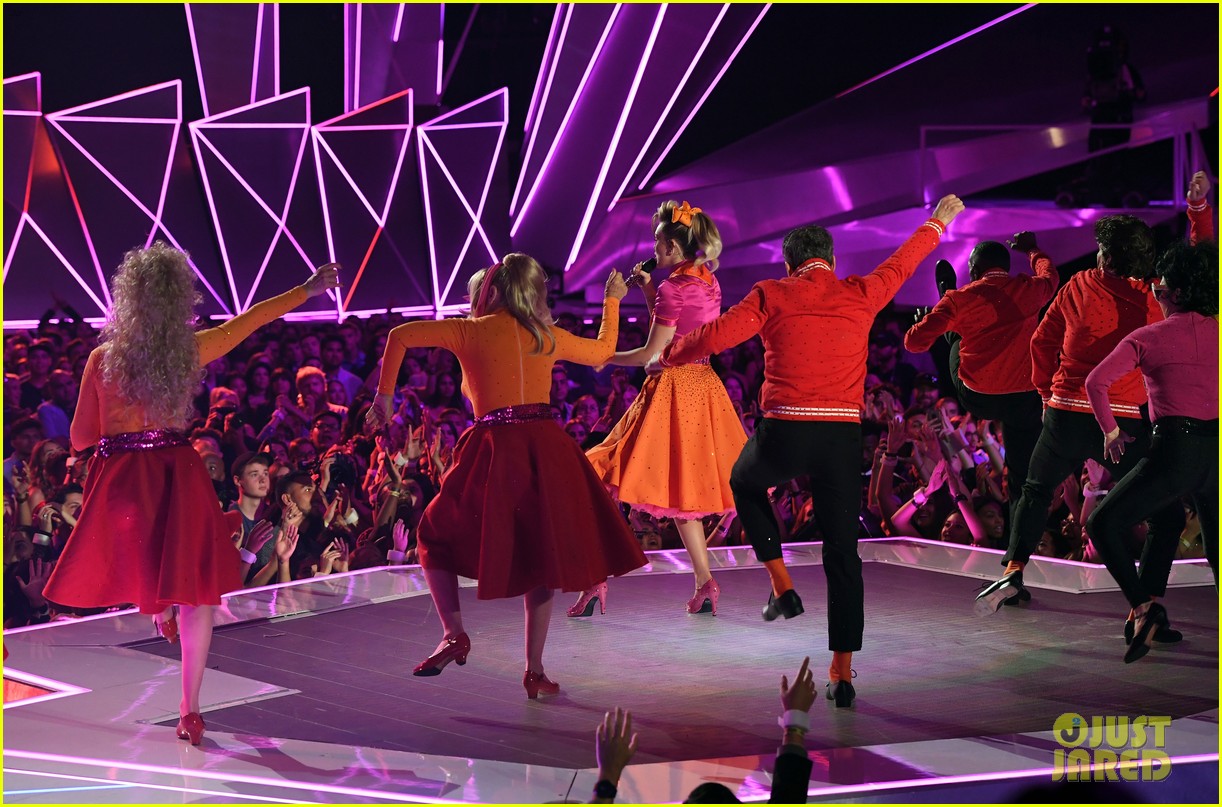 Miley Cyrus Sings 'Younger Now' at MTV VMAs 2017 (Video): Photo 3947065 ...
