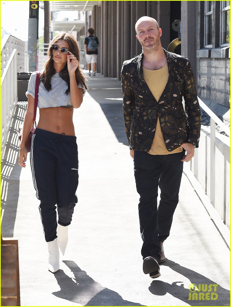 Emily Ratajkowski Shows Some Skin in a Cute Crop Top: Photo 3938934 ...