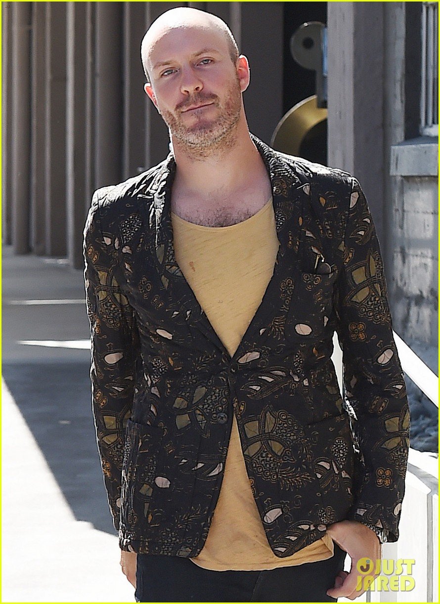 Emily Ratajkowski Shows Some Skin in a Cute Crop Top: Photo 3938936 ...