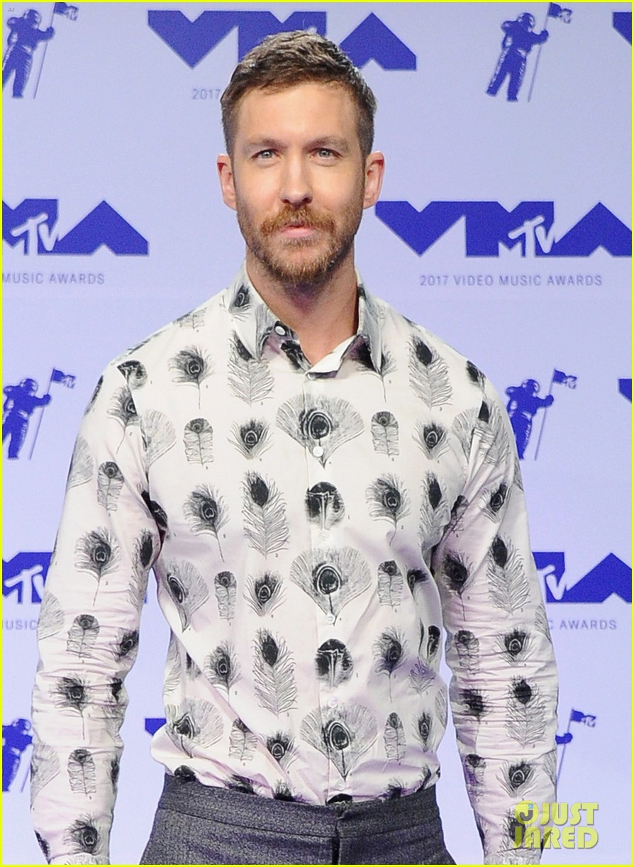 Calvin Harris Shows Off His Growing Beard at MTV VMAs 2017: Photo ...