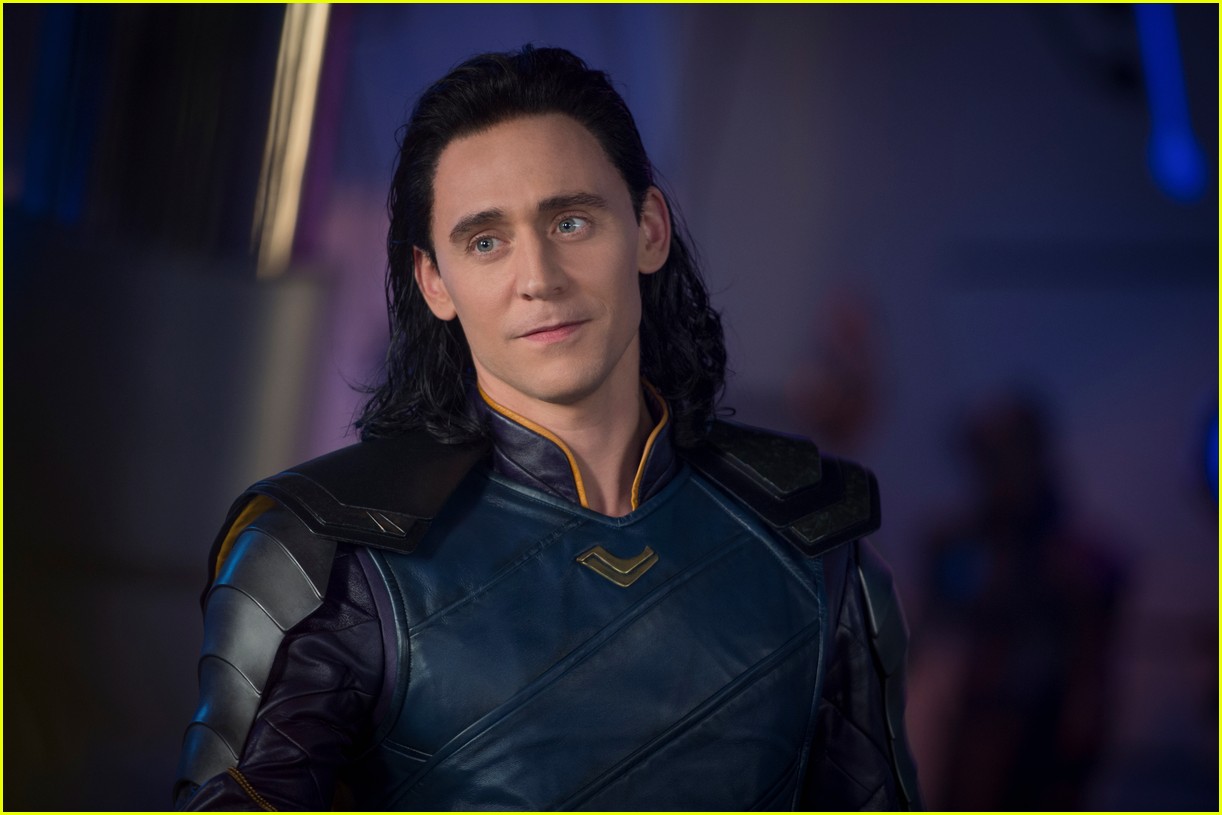 Chris Hemsworth & Tom Hiddleston Team Up in New 'Thor: Ragnarok' Photos ...