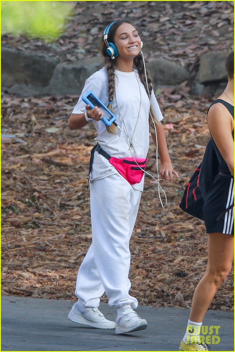 Kate Hudson Displays Shaved Head on Set, Wears Eclipse Glasses!: Photo ...