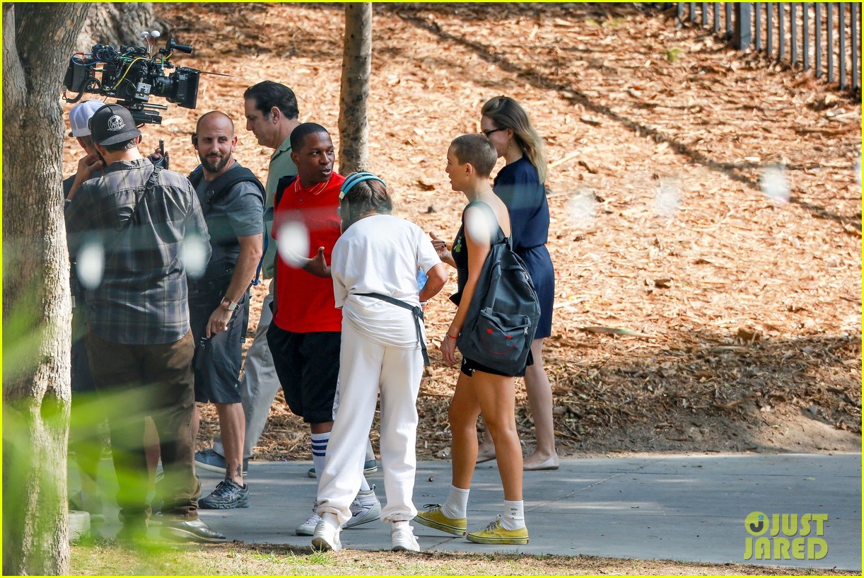 Kate Hudson Displays Shaved Head on Set, Wears Eclipse Glasses!: Photo ...