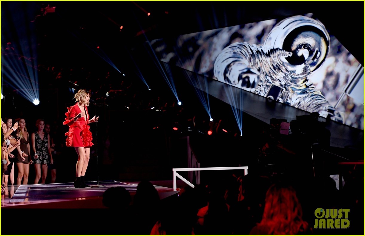 Julia Michaels Emotionally Performs 'Issues' at MTV VMAs 2017 - Watch ...