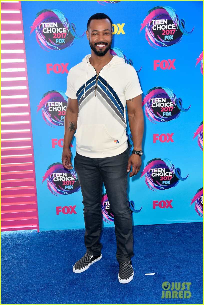 Katherine McNamara & 'Shadowhunters' Cast Hit Up Teen Choice Awards ...