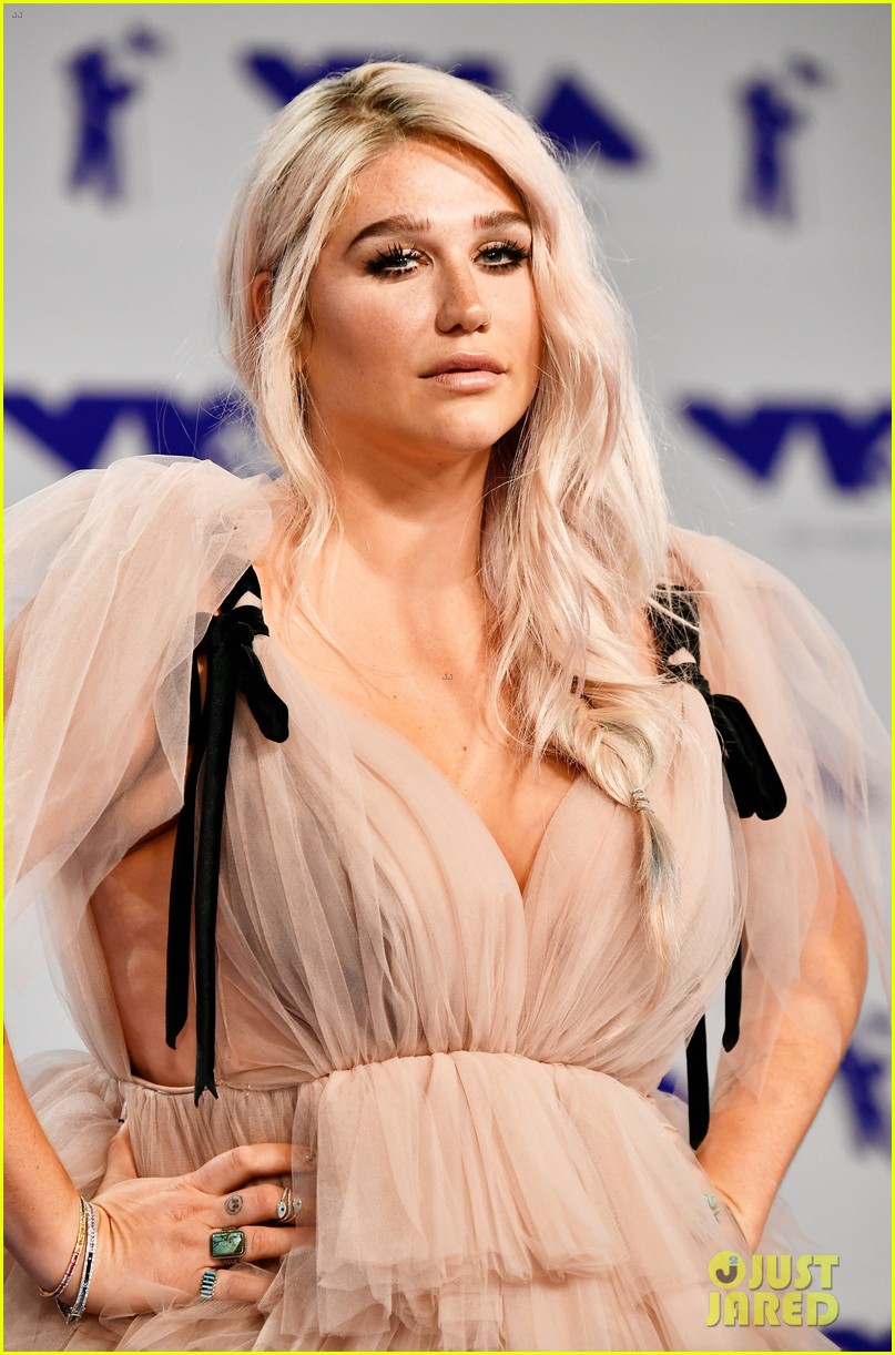 Kesha Is Pretty in Pink at the MTV VMAs 2017!: Photo 3946737 | Kesha Pictures | Just Jared