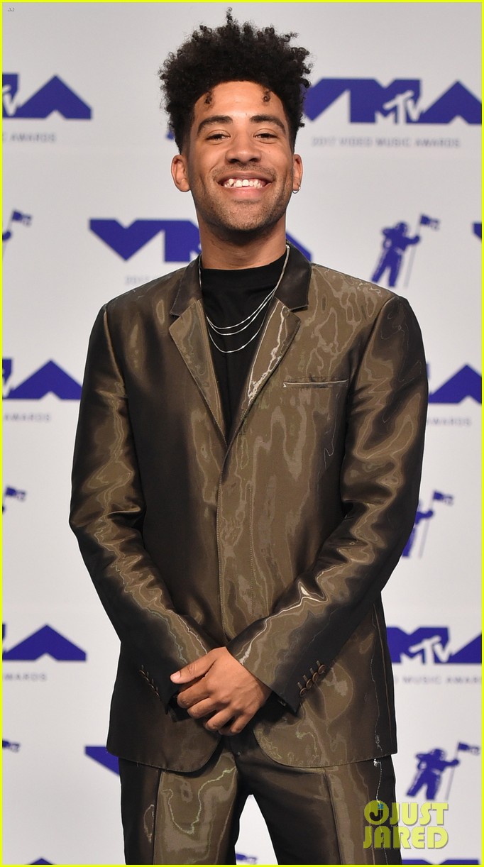 Kyle Keeps It Sharp in a Suit on MTV VMAs 2017 Red Carpet: Photo ...