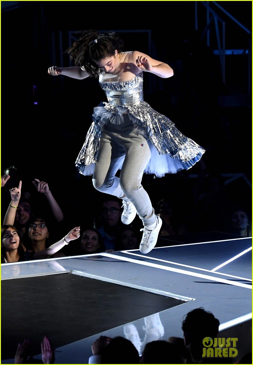 Lorde Dances & Performs Despite Having Flu at MTV VMAs 2017 - Watch Now ...