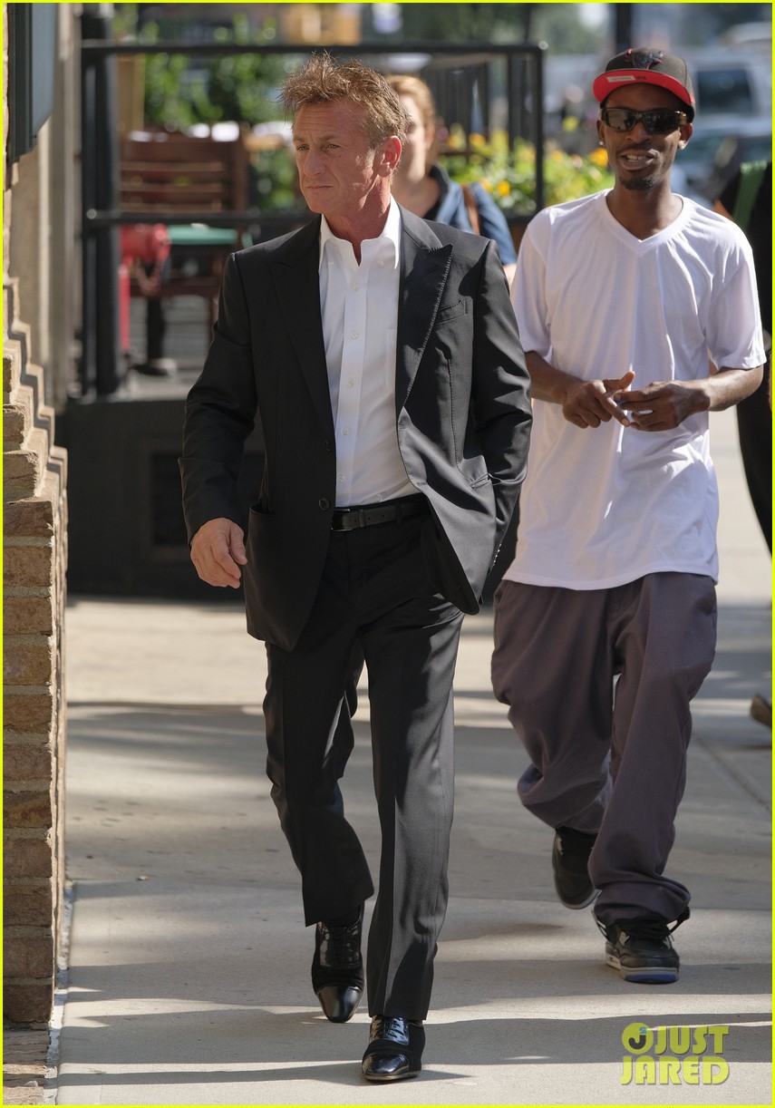 Sean Penn Suits Up for a Day Out in New York City: Photo 3944961 | Sean ...