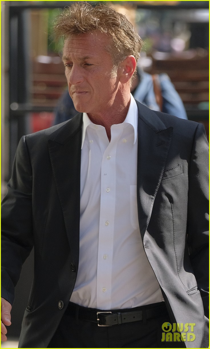 Sean Penn Suits Up for a Day Out in New York City: Photo 3944966 | Sean ...