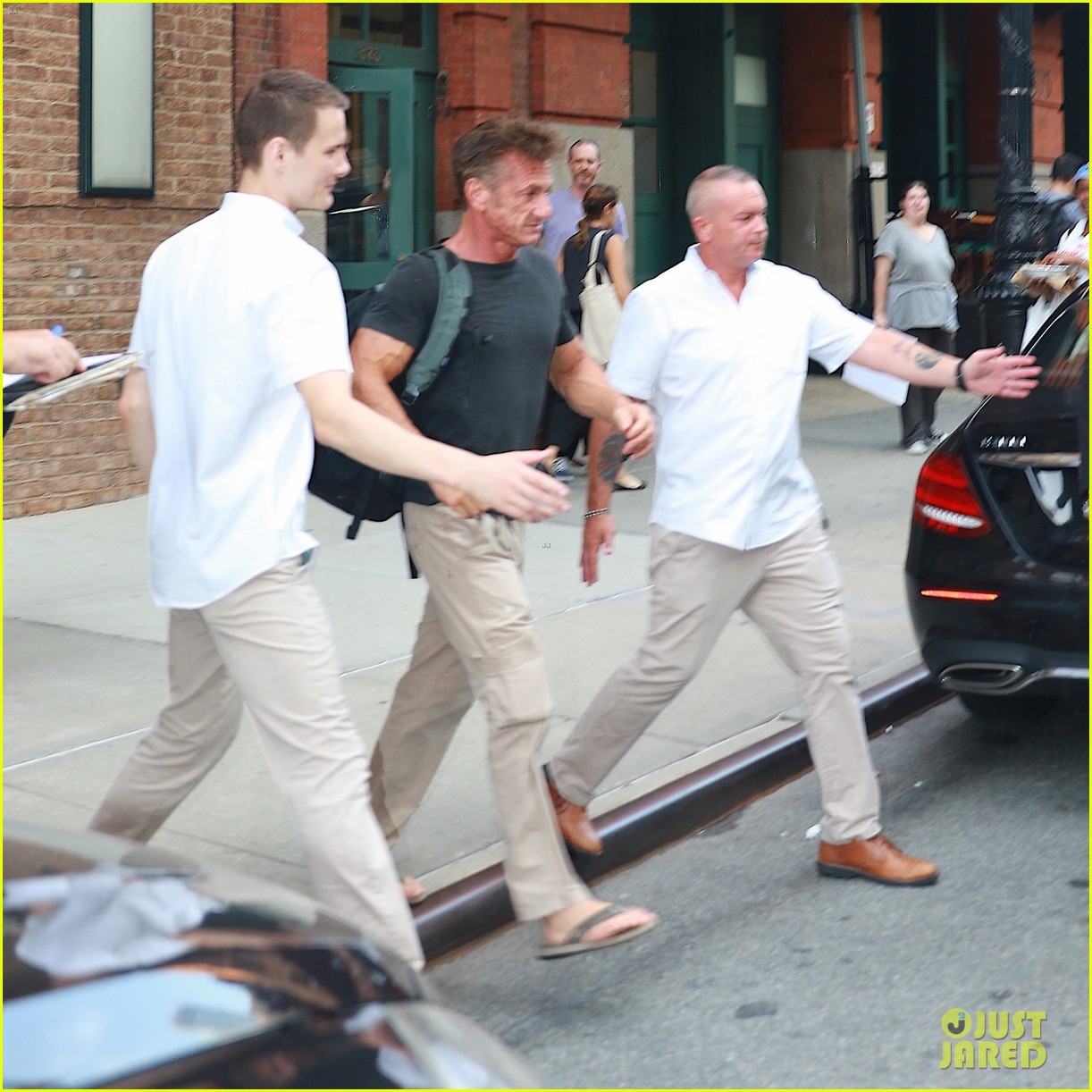 Sean Penn Suits Up for a Day Out in New York City: Photo 3944967 | Sean ...